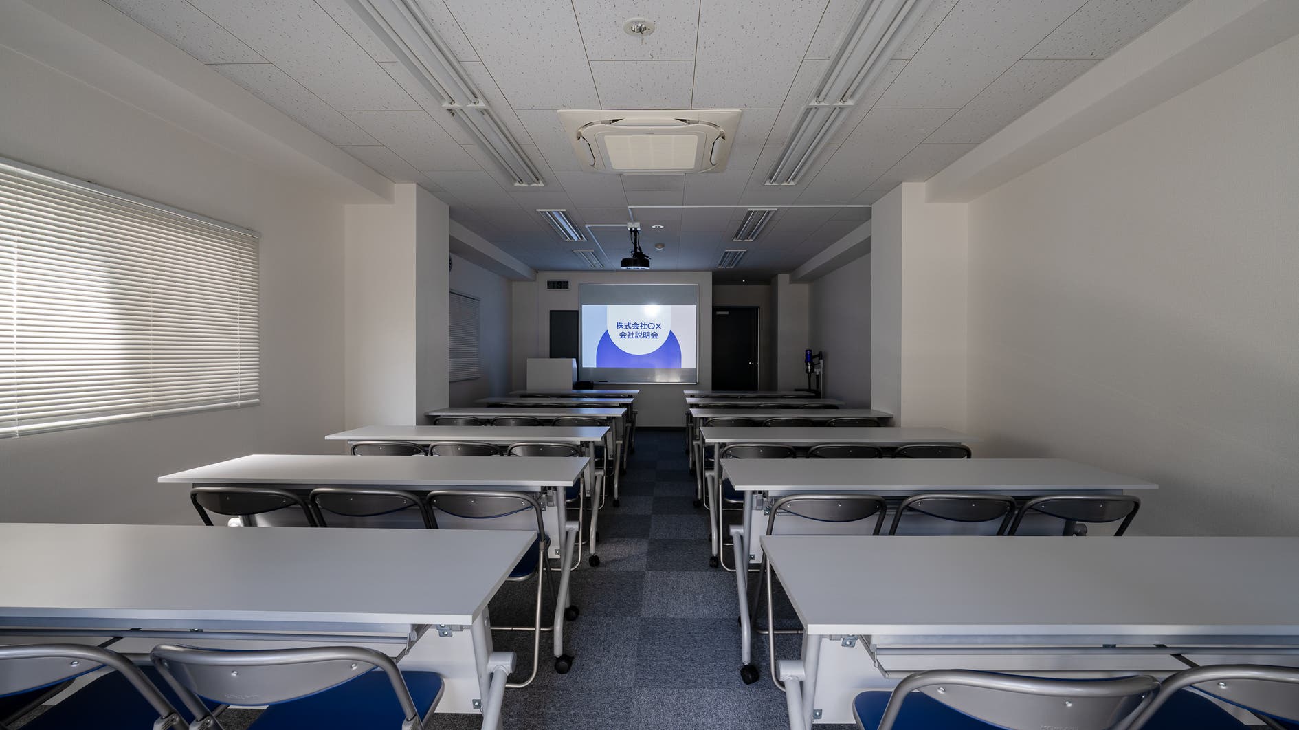【西新宿駅3分】36席/プロジェクター/ホワイトボード/光回線WiFi/演台☆1日1回スタッフ完全清掃のセミナールームの写真23