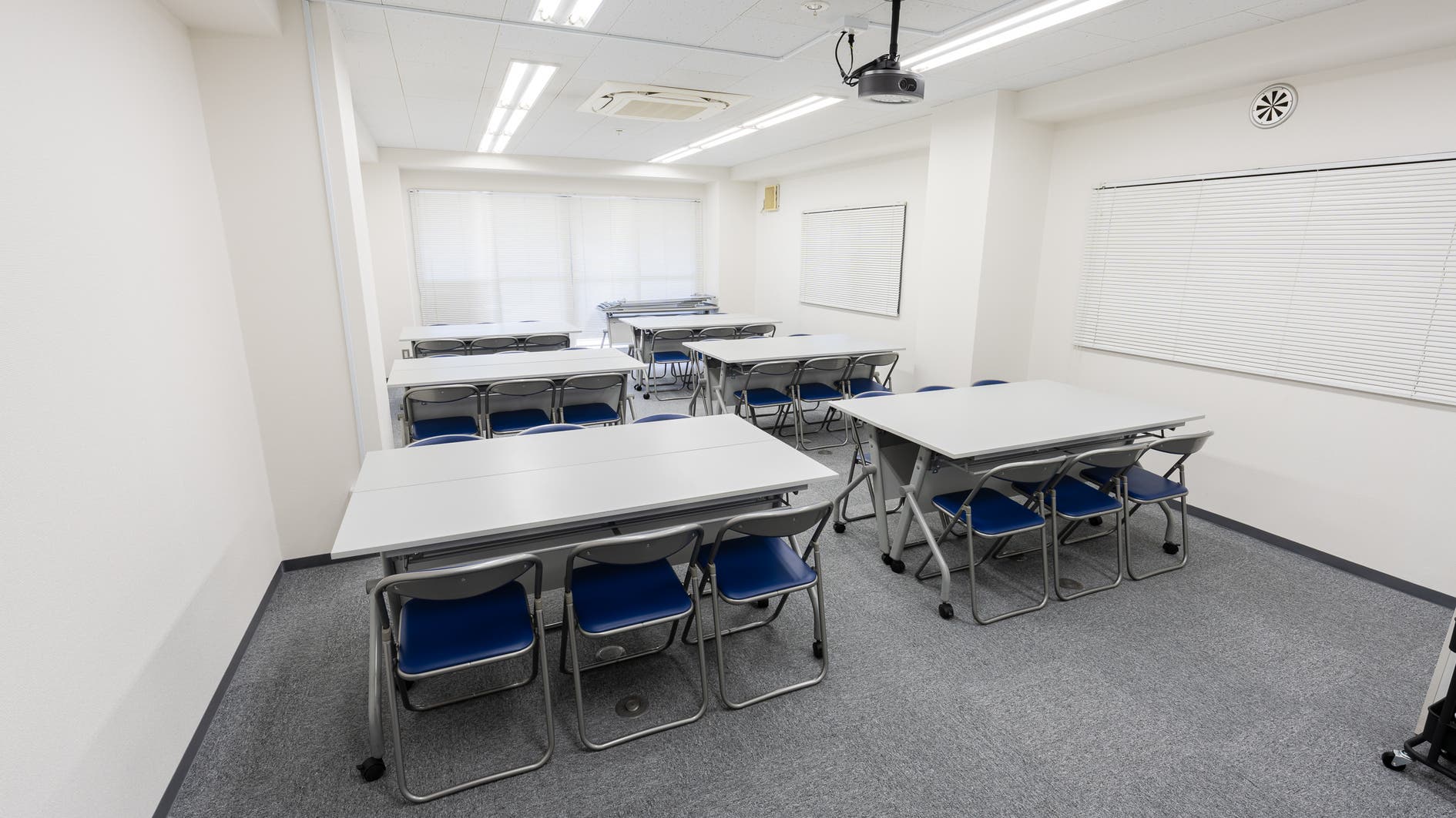 【西新宿駅3分】36席/プロジェクター/ホワイトボード/光回線WiFi/演台☆1日1回スタッフ完全清掃のセミナールームの写真24