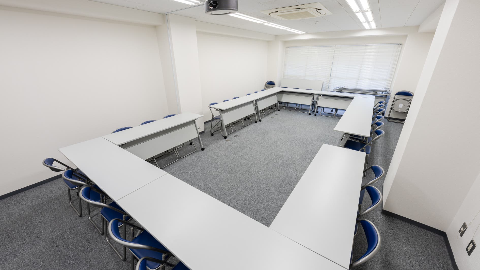 【西新宿駅3分】36席/プロジェクター/ホワイトボード/光回線WiFi/演台☆1日1回スタッフ完全清掃のセミナールームの写真25