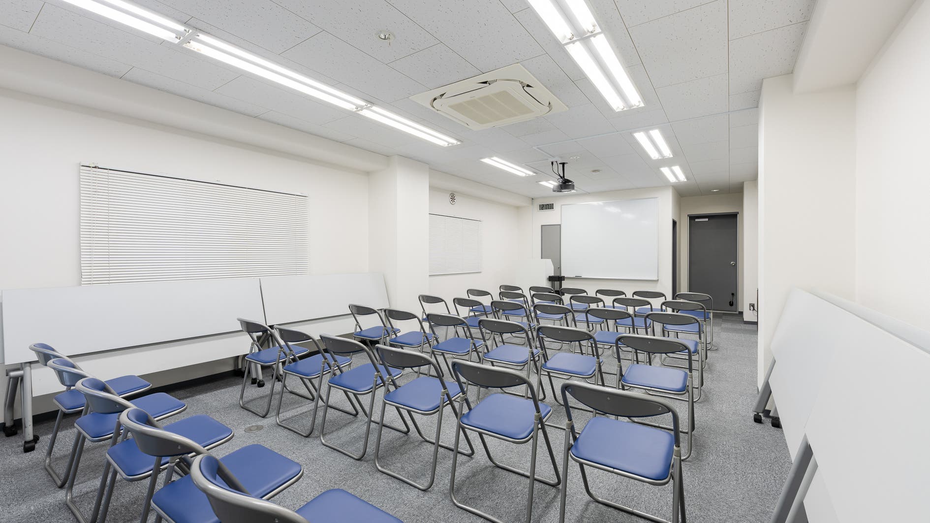 【西新宿駅3分】36席/プロジェクター/ホワイトボード/光回線WiFi/演台☆1日1回スタッフ完全清掃のセミナールームの写真26