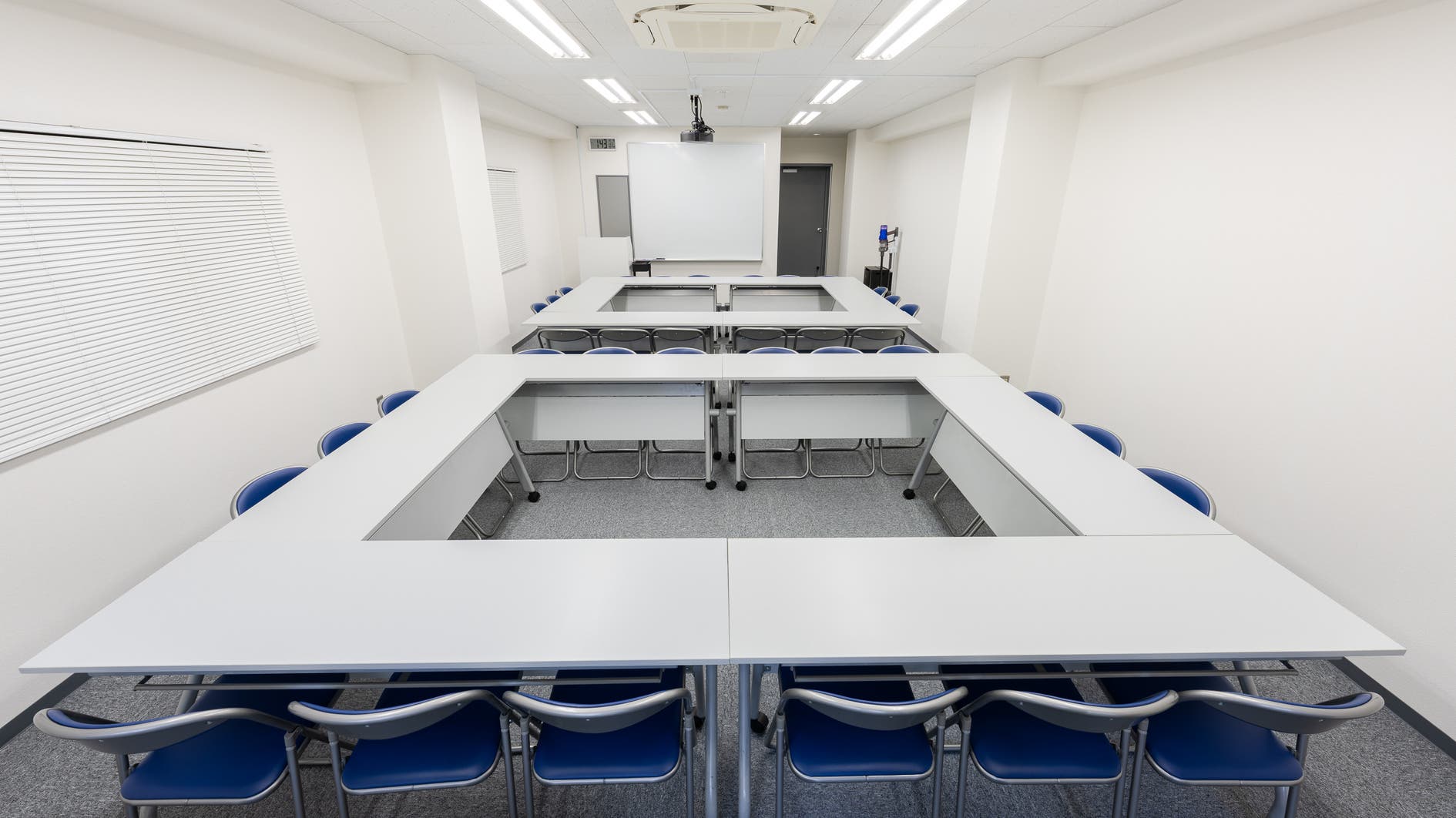 【西新宿駅3分】36席/プロジェクター/ホワイトボード/光回線WiFi/演台☆1日1回スタッフ完全清掃のセミナールームの写真27