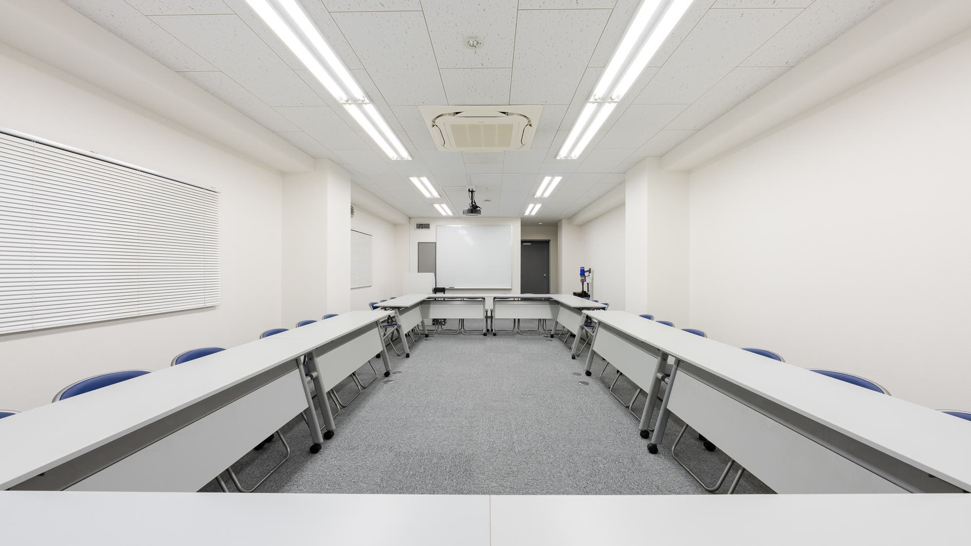 【西新宿駅3分】36席/プロジェクター/ホワイトボード/光回線WiFi/演台☆1日1回スタッフ完全清掃のセミナールームの写真28