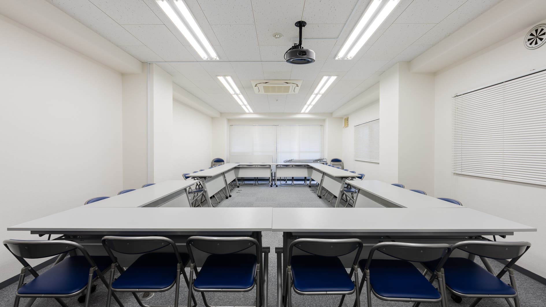 【西新宿駅3分】36席/プロジェクター/ホワイトボード/光回線WiFi/演台☆1日1回スタッフ完全清掃のセミナールームの写真29