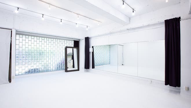 名古屋・栄駅から1本|白ホリ・自然光・コンクリ床・撮影フォトスタジオ【 物撮り・コスプレ・アパレル】清水駅徒歩5分の写真1