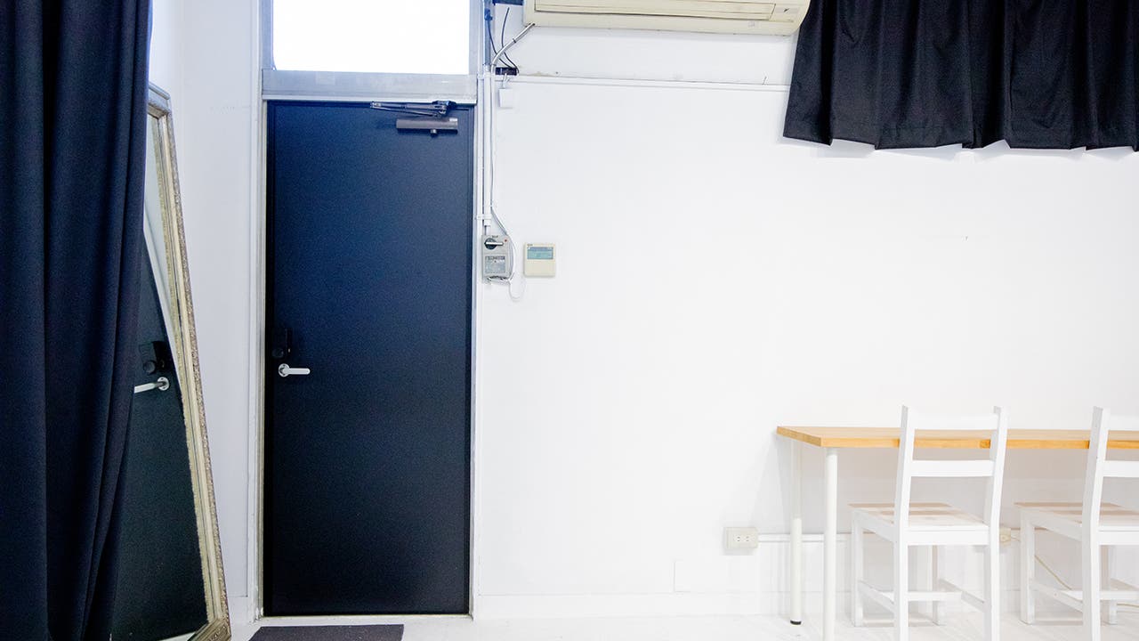 名古屋・栄駅から1本｜白ホリ・自然光・コンクリ床・撮影フォトスタジオ【 物撮り・コスプレ・アパレル】清水駅徒歩5分の写真13