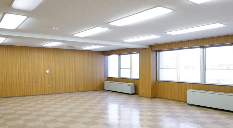 大会議室｜飯田橋駅徒歩2分学校跡地のレンタルスペース/会議室、勉強、デスクワーク、講習など