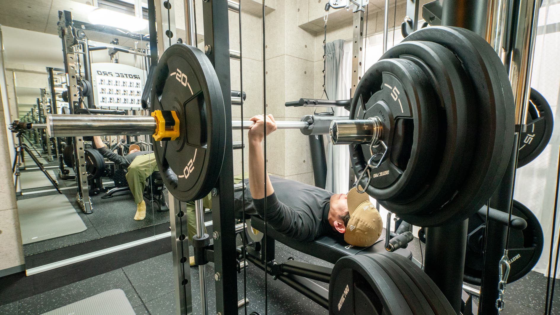 JR天王寺駅徒歩すぐ🚃255KG高機能マルチスミスマシン/大画面鏡2面/スマホ設置場所を多数ご用意で撮影し放題。の写真5