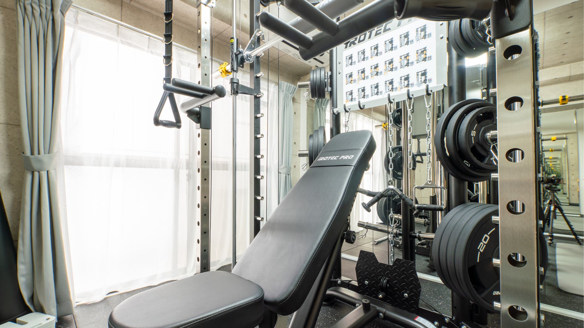 JR天王寺駅徒歩すぐ🚃255KG高機能マルチスミスマシン/大画面鏡2面/スマホ設置場所を多数ご用意で撮影し放題。の写真1