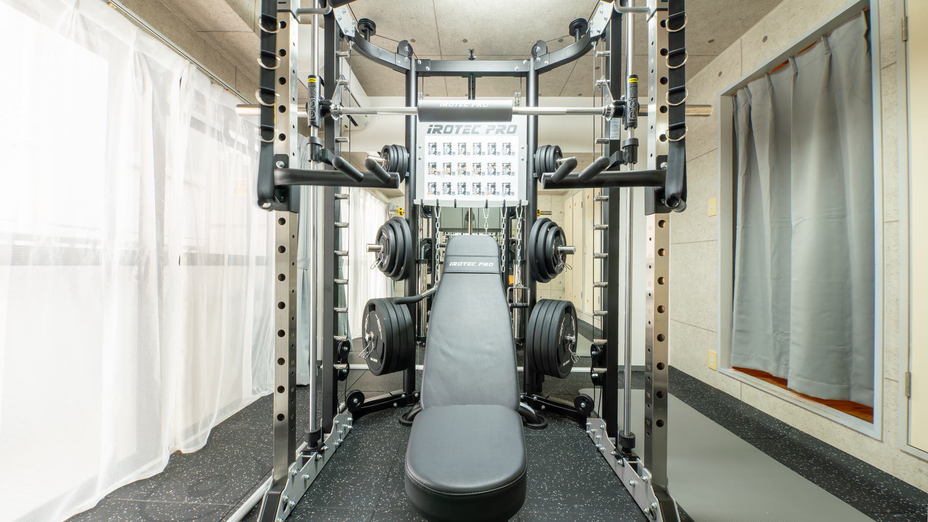 JR天王寺駅徒歩すぐ🚃255KG高機能マルチスミスマシン/大画面鏡2面/スマホ設置場所を多数ご用意で撮影し放題。の写真3