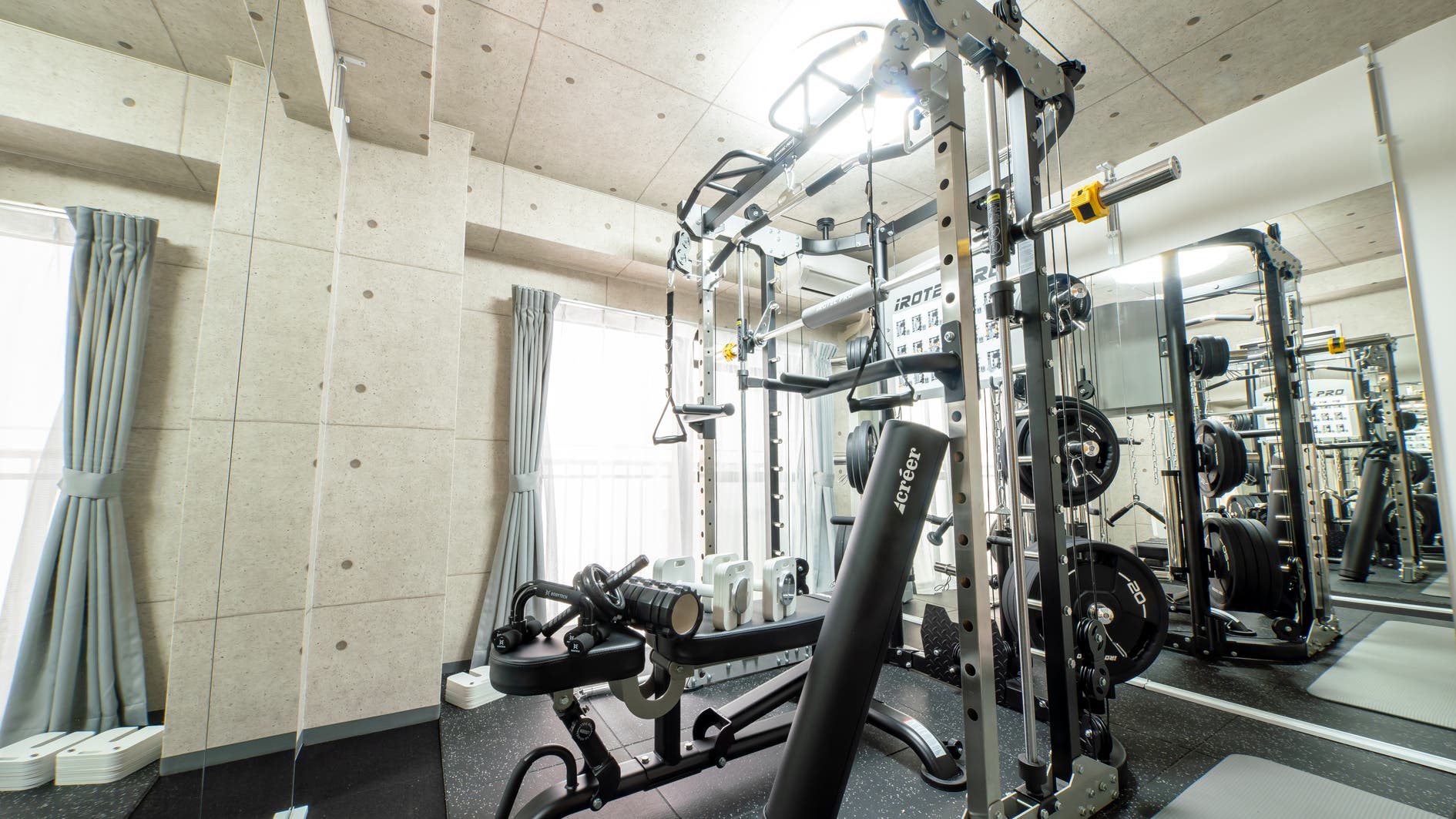 JR天王寺駅徒歩すぐ🚃255KG高機能マルチスミスマシン/大画面鏡2面/スマホ設置場所を多数ご用意で撮影し放題。の写真6