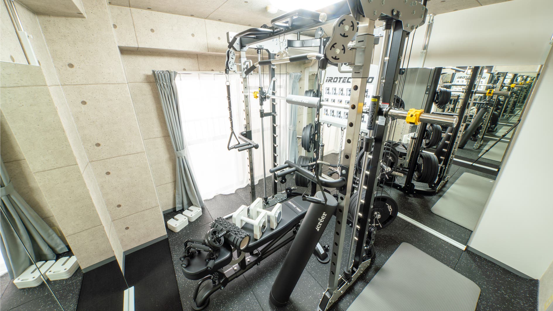 JR天王寺駅徒歩すぐ🚃255KG高機能マルチスミスマシン/大画面鏡2面/スマホ設置場所を多数ご用意で撮影し放題。の写真2