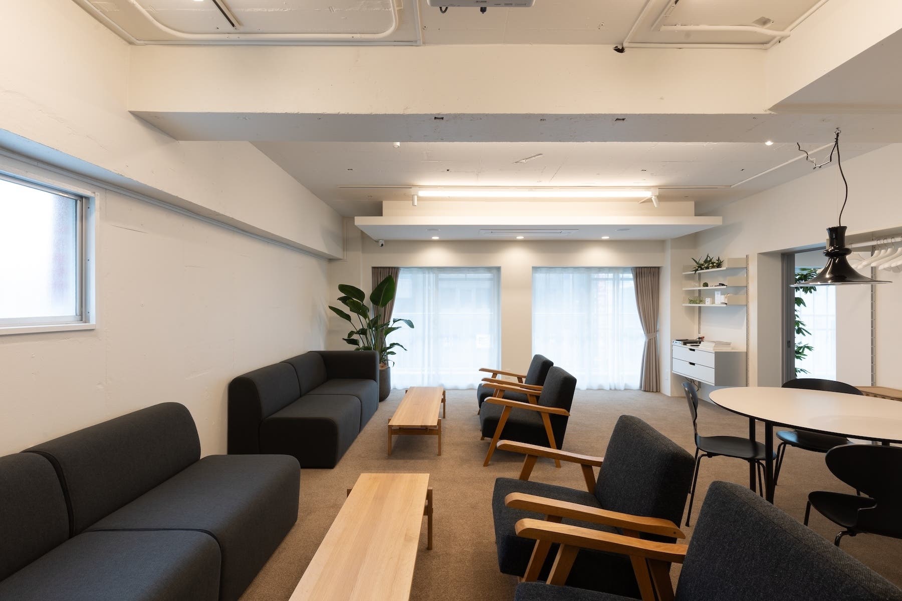 【目黒駅徒歩1分 / -ROOM1-】会議・セミナーに / Wi-Fi・プロジェクター・スクリーンも完備の写真1