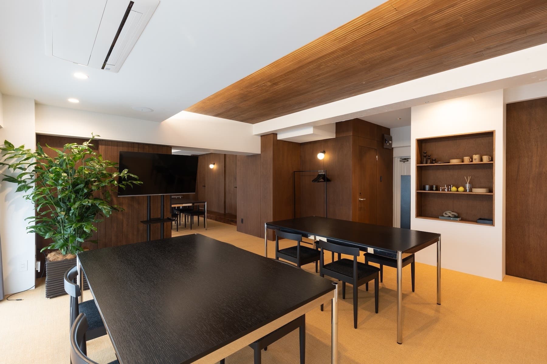 【目黒駅徒歩1分 / -ROOM2-】撮影・会議・セミナーに最適 / プロジェクター・スクリーンも完備の写真1