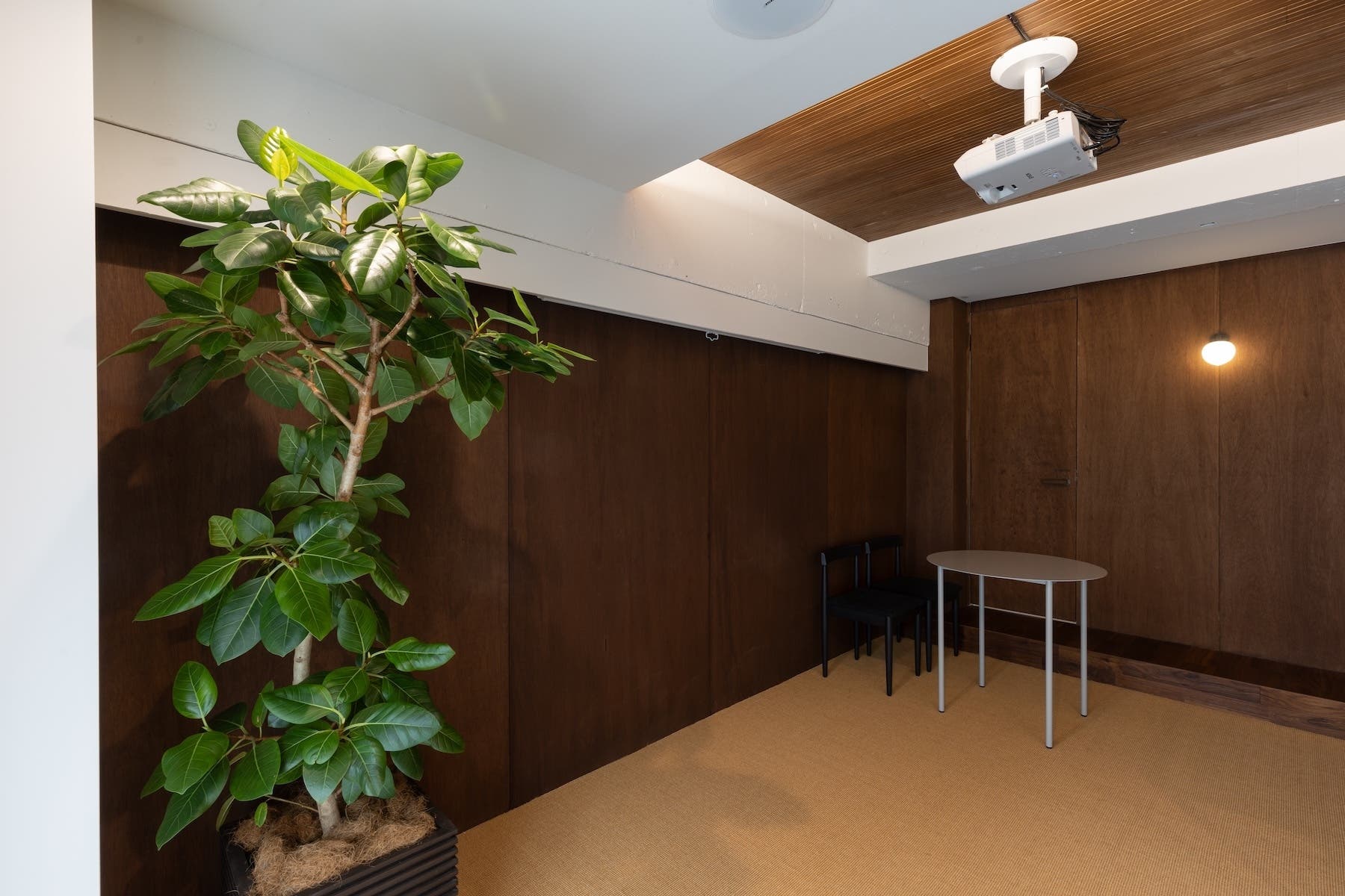 【目黒駅徒歩1分 / -ROOM2-】撮影・会議・セミナーに最適 / プロジェクター・スクリーンも完備の写真6