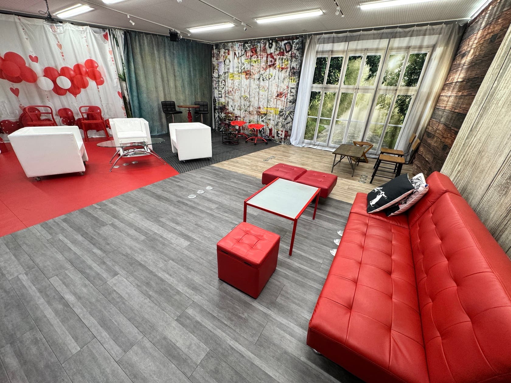 【学芸大学駅から徒歩10分】背景着せ替え自由な生配信（高速光回線）・撮影スタジオ。グリーンバックも対応可。の写真1