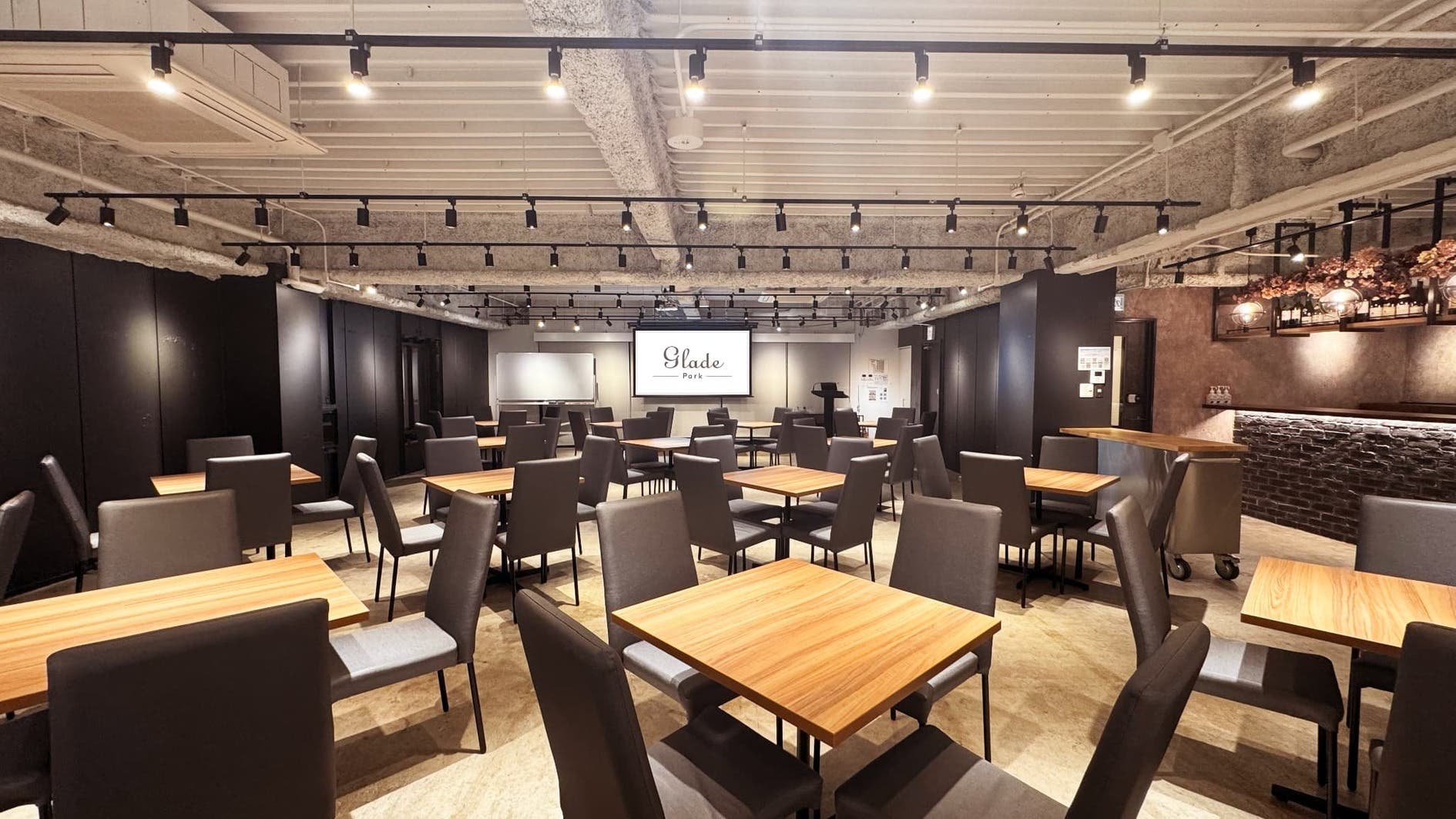 【秋葉原駅徒歩2分】バーカウンター・スクリーンなど設備が充実◎ 各種イベント/交流会/懇親会/セミナー/撮影に！の写真1