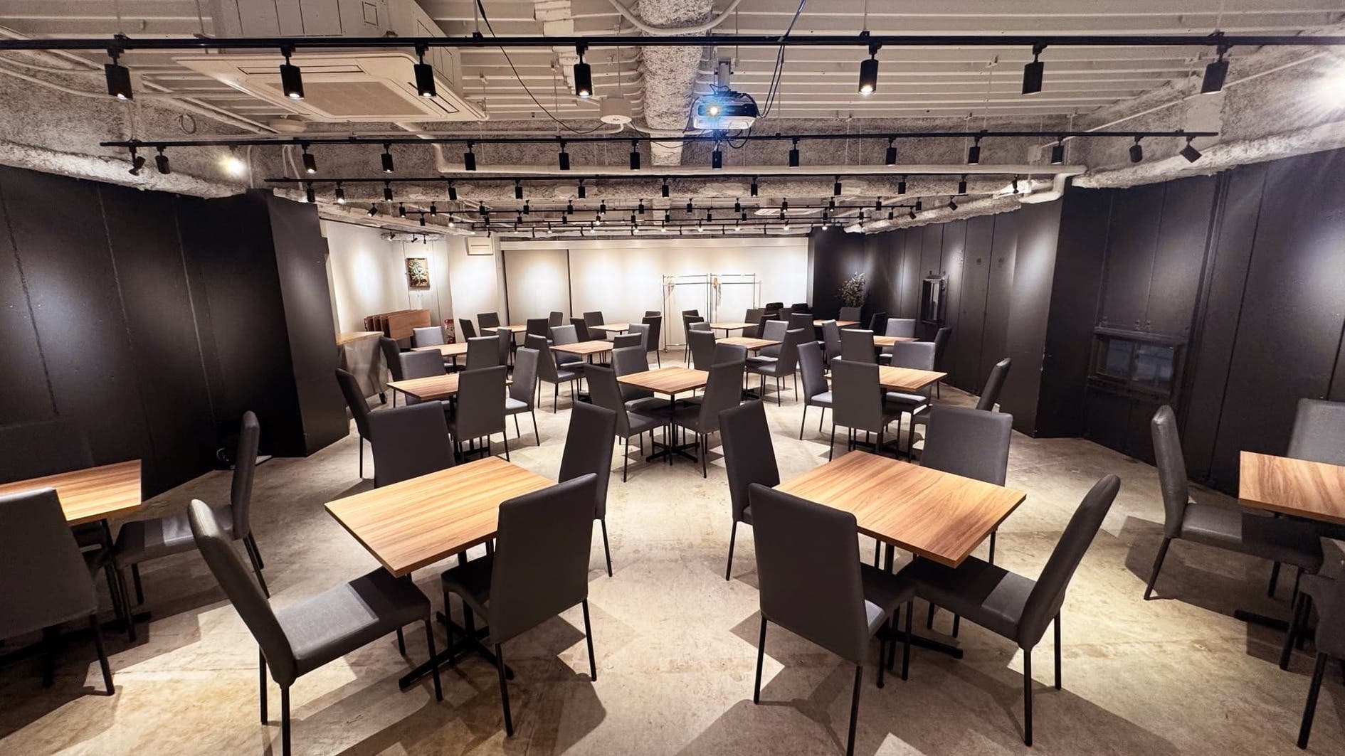 【秋葉原駅徒歩2分】バーカウンター・スクリーンなど設備が充実◎ 各種イベント/交流会/懇親会/セミナー/撮影に！の写真5