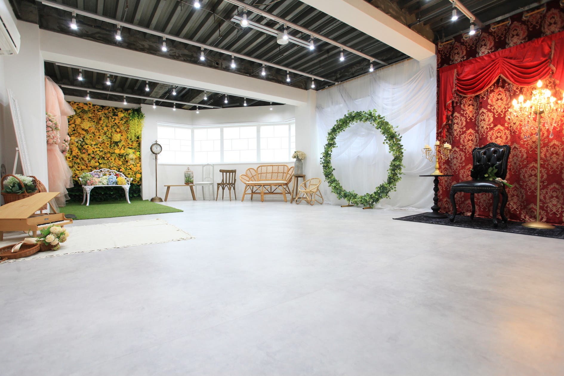 池袋東口徒歩４分/毎日清掃/自然光×白の空間/無限に広がる撮影の可能性/シンプルで洗練された非日常/背景10種類/機材すべて無料の写真1