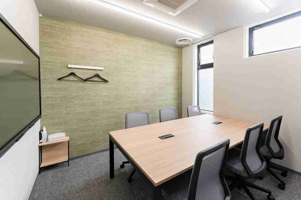 【新潟駅徒歩3分】BIZcomfort新潟　6名用会議室✨完全個室/Wi-Fi完備/大型モニター/WEB会議/フリードリンクの写真1