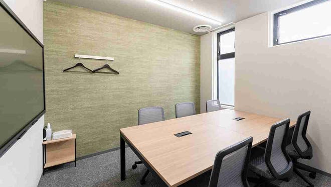【新潟駅徒歩3分】BIZcomfort新潟 6名用会議室✨完全個室/Wi-Fi完備/大型モニター/WEB会議/フリードリンクの写真1