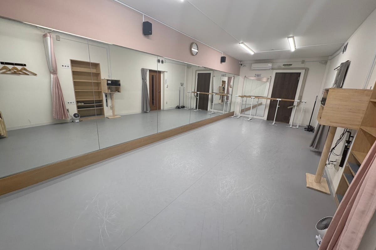 【Aスタジオ】久地駅徒歩2分！きれいな長方形のダンススタジオ！床表面はハーレクインリノリウムを使用しています。の写真1