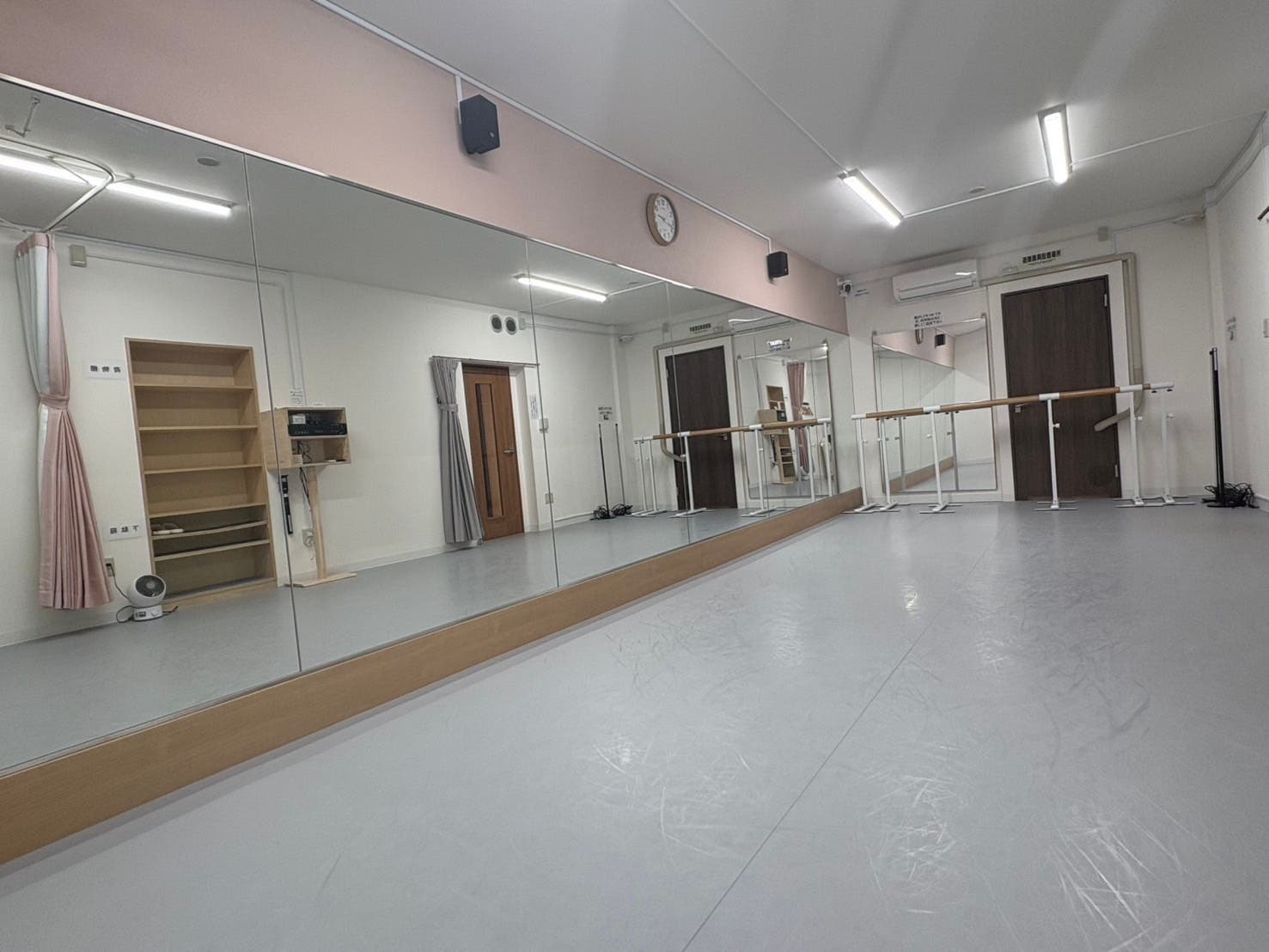 【Aスタジオ】久地駅徒歩2分！きれいな長方形のダンススタジオ！床表面はハーレクインリノリウムを使用しています。の写真2