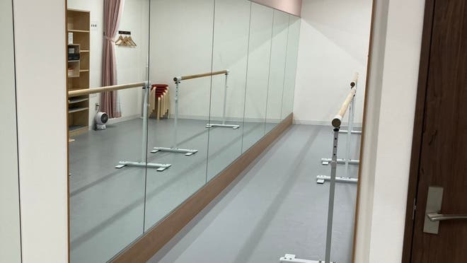 【Aスタジオ】久地駅徒歩2分!きれいな長方形のダンススタジオ!床表面はハーレクインリノリウムを使用しています。の写真4