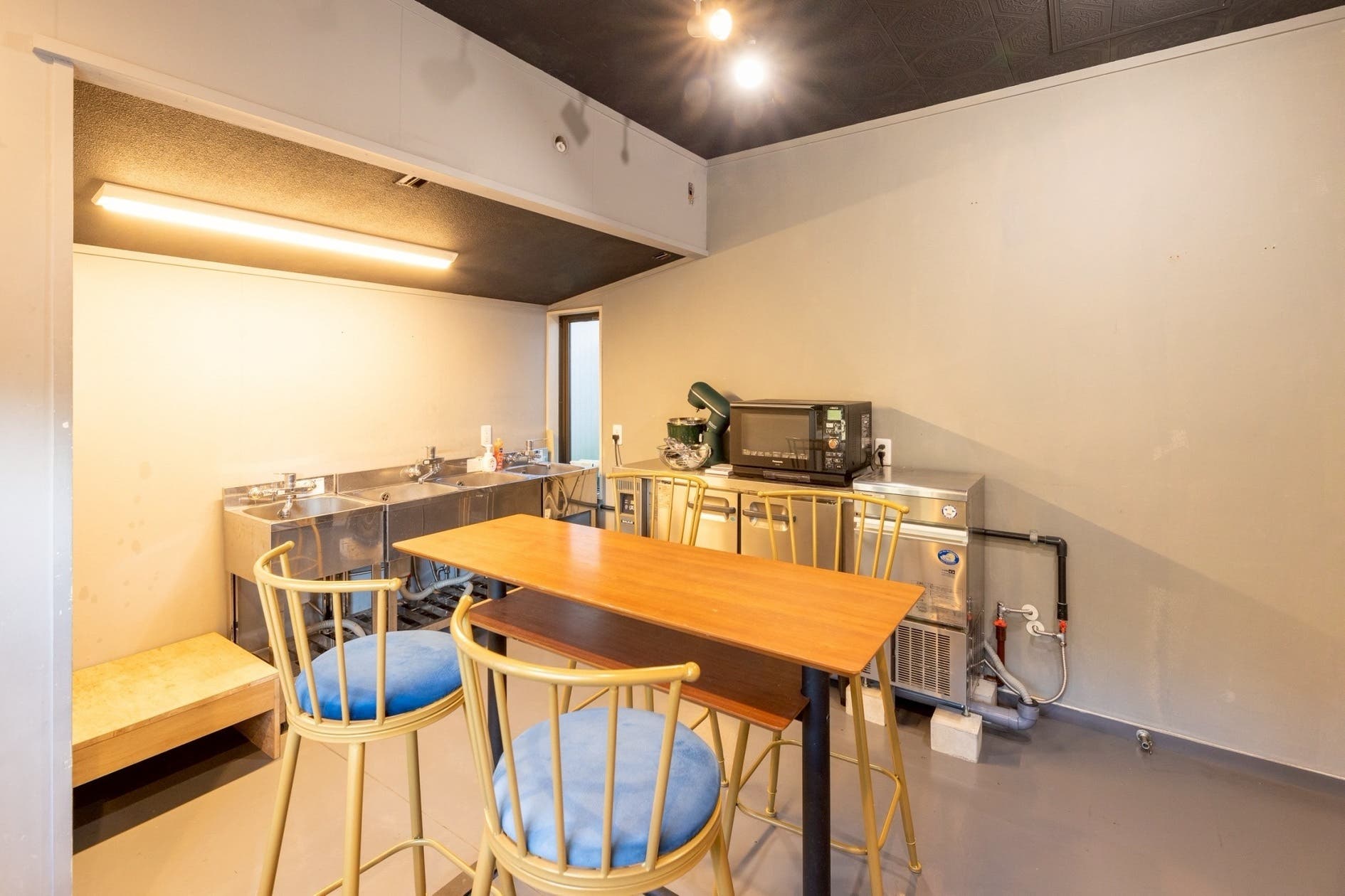 茅ヶ崎路面店キッチン｜小さなマルシェを（約13㎡）・製氷機・冷凍冷蔵庫・三層シンク完備の製菓対応スペースの写真2