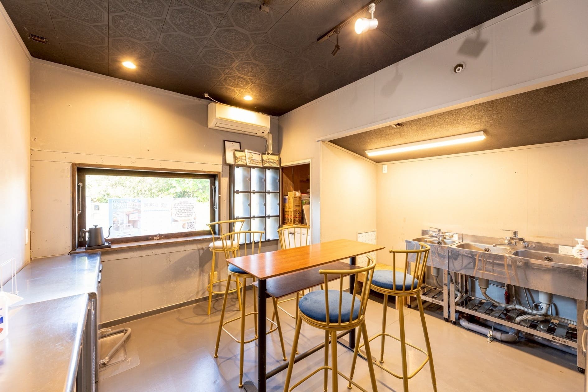 茅ヶ崎路面店キッチン｜小さなマルシェを（約13㎡）・製氷機・冷凍冷蔵庫・三層シンク完備の製菓対応スペースの写真3