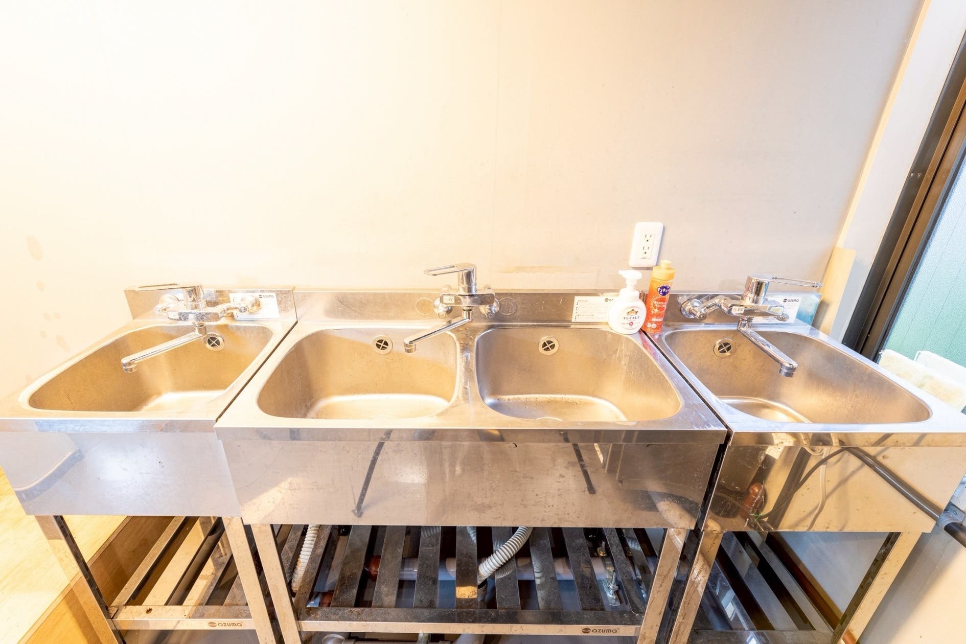 茅ヶ崎路面店キッチン｜小さなマルシェを（約13㎡）・製氷機・冷凍冷蔵庫・三層シンク完備の製菓対応スペースの写真4