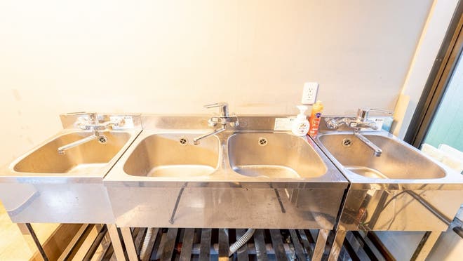 茅ヶ崎路面店キッチン|小さなマルシェを(約13㎡)・製氷機・冷凍冷蔵庫・三層シンク完備の製菓対応スペースの写真4