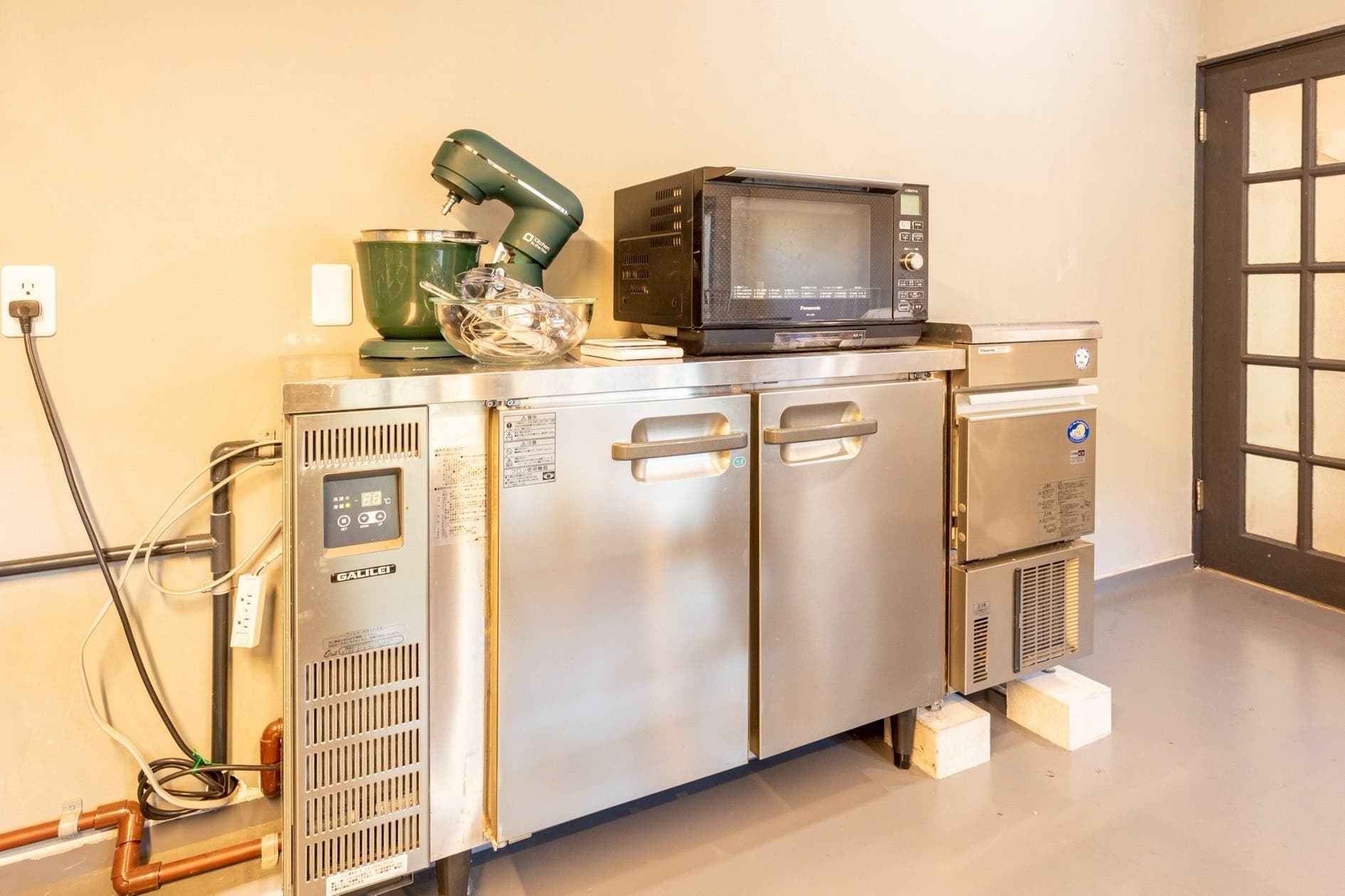 茅ヶ崎路面店キッチン｜小さなマルシェを（約13㎡）・製氷機・冷凍冷蔵庫・三層シンク完備の製菓対応スペースの写真5