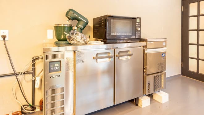 茅ヶ崎路面店キッチン|小さなマルシェを(約13㎡)・製氷機・冷凍冷蔵庫・三層シンク完備の製菓対応スペースの写真5