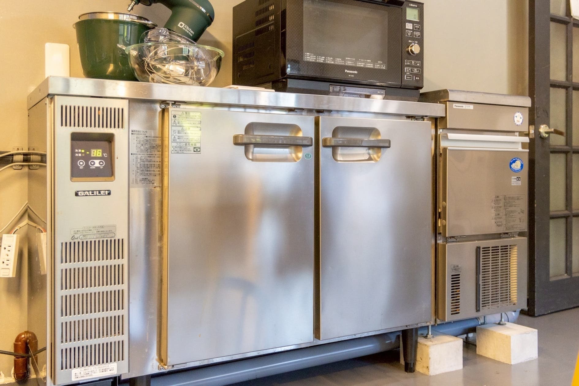 茅ヶ崎路面店キッチン｜小さなマルシェを（約13㎡）・製氷機・冷凍冷蔵庫・三層シンク完備の製菓対応スペースの写真8