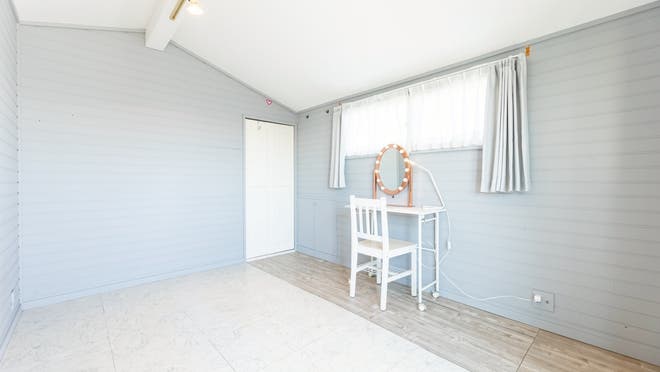 週単位・月単位の長期利用もOK|湘南・茅ヶ崎(約10㎡)陽の光が差し込む、白い小さなサロンの写真1