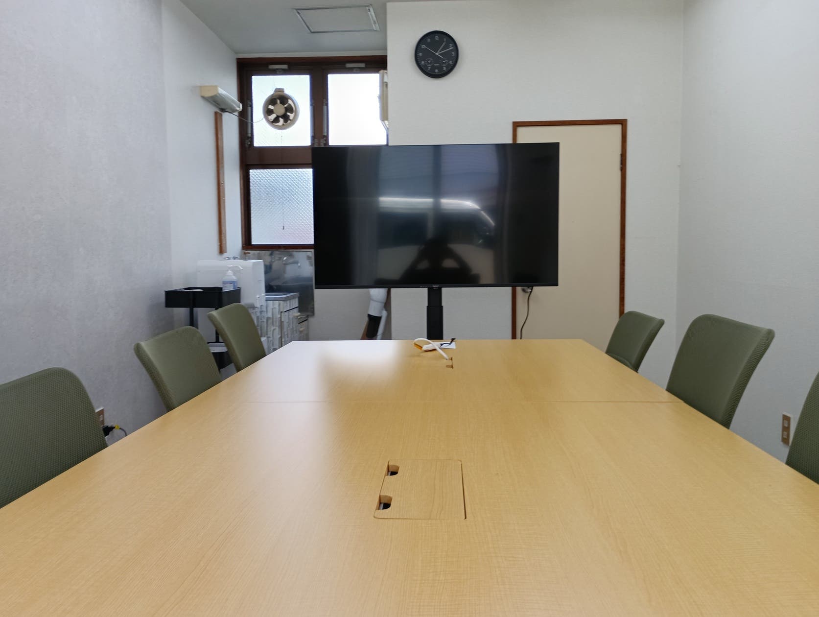 武蔵小杉駅🚶7分🚃新丸子駅🚶7分🚃静かな会議室 ☕1階路面店⚡WiFi🎲最大10名👌大型モニター＆ホワイトボードの写真2