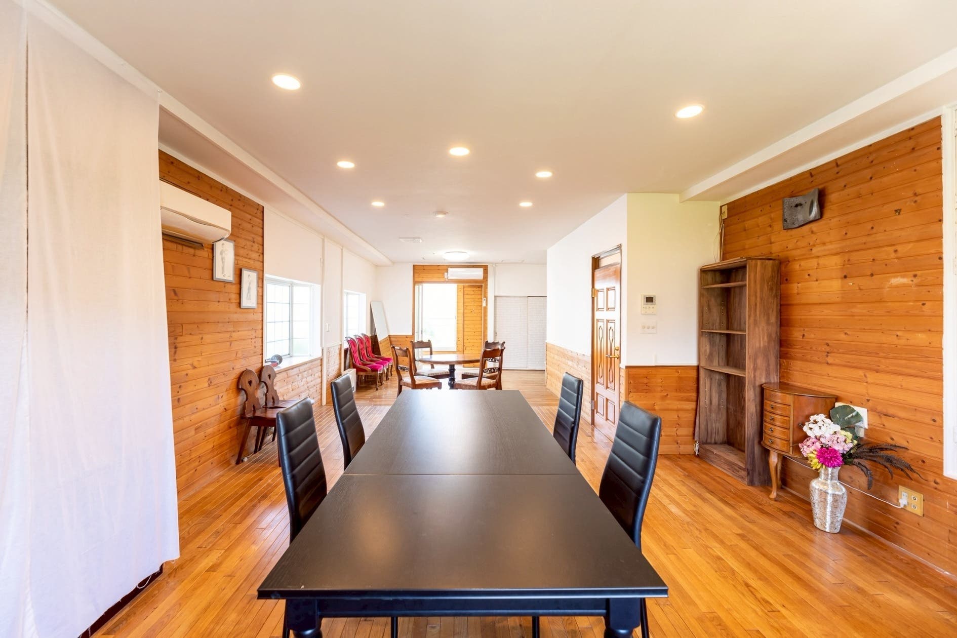 湘南・茅ヶ崎｜一棟貸しプラン（約100㎡）｜ゆとりある空間で、暮らすようにくつろぐプライベートスペース(最大30人着席)の写真1