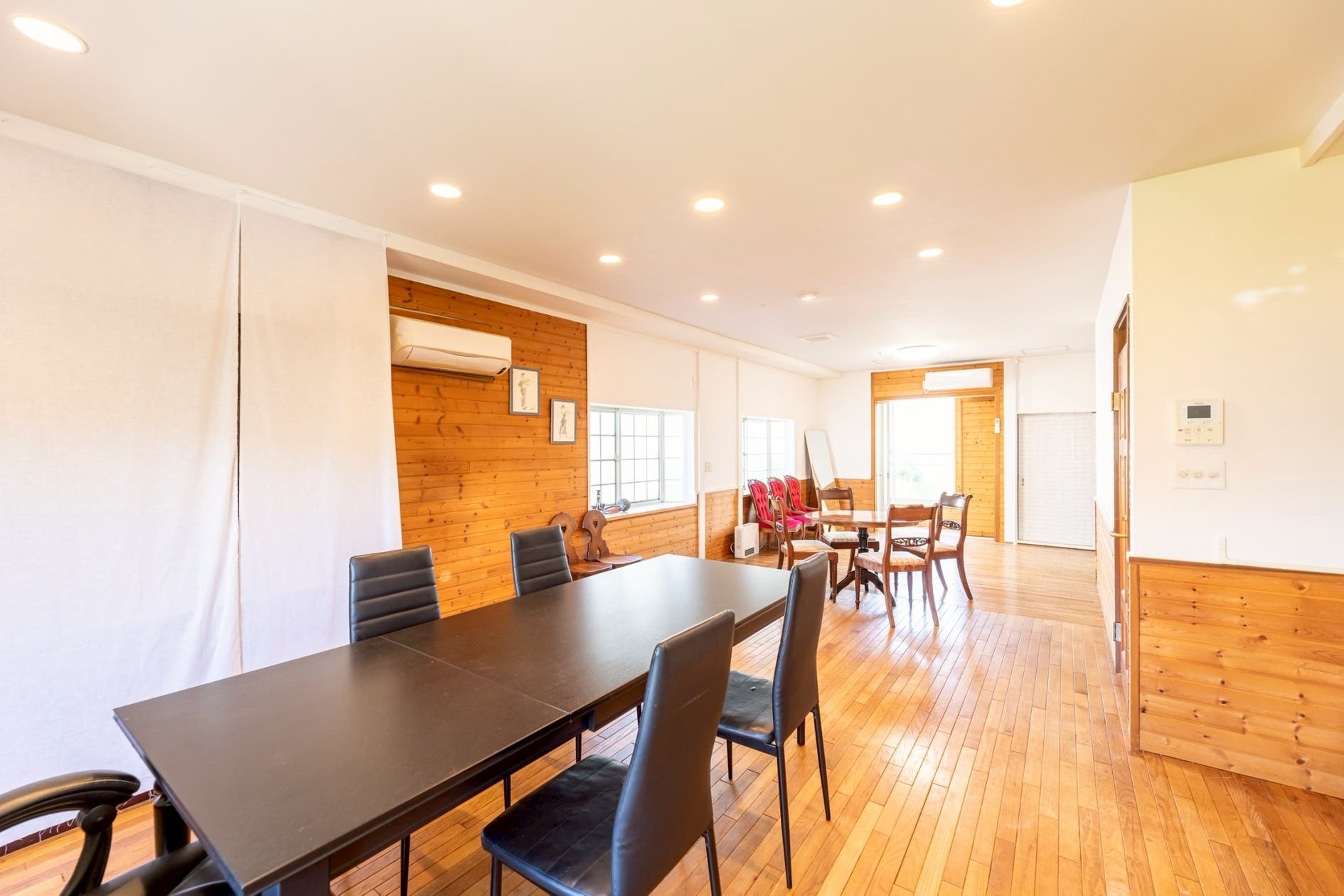 湘南・茅ヶ崎｜一棟貸しプラン（約100㎡）｜ゆとりある空間で、暮らすようにくつろぐプライベートスペース(最大30人着席)の写真3