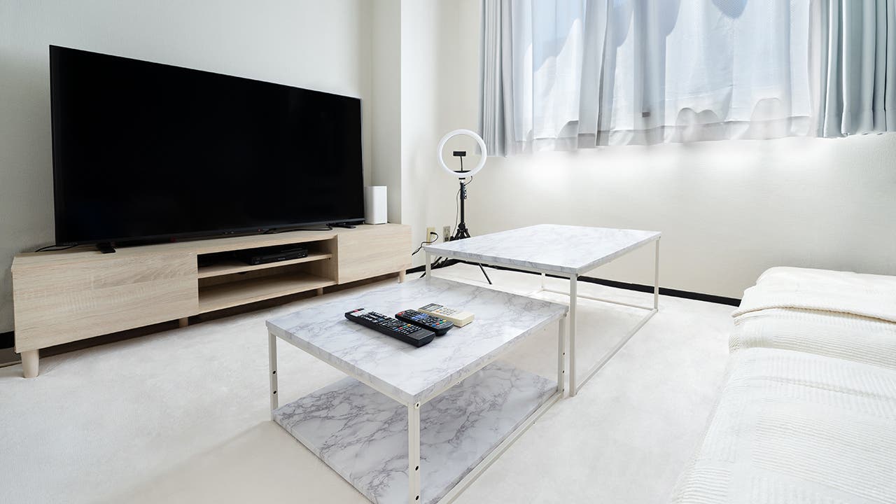 【電子・加熱式タバコ可】特大55㌅TV💻名古屋伏見駅徒歩6分🚶✨24時間営業🎀人気ゲーム多数🎮推し活✨ゴミ捨て無料！の写真1