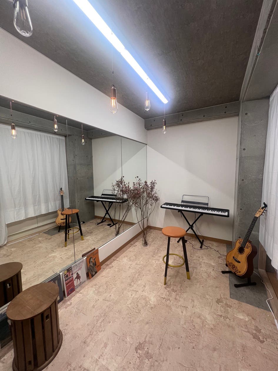西新宿徒歩4分｜24時間歌唱可能！電子ピアノ＆鏡＆マイク完備！撮影・レッスン向けスタジオの写真2