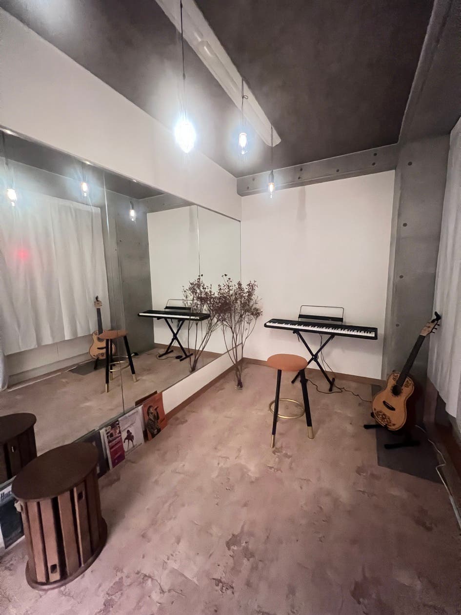 西新宿徒歩4分｜24時間歌唱可能！電子ピアノ＆鏡＆マイク完備！撮影・レッスン向けスタジオの写真4