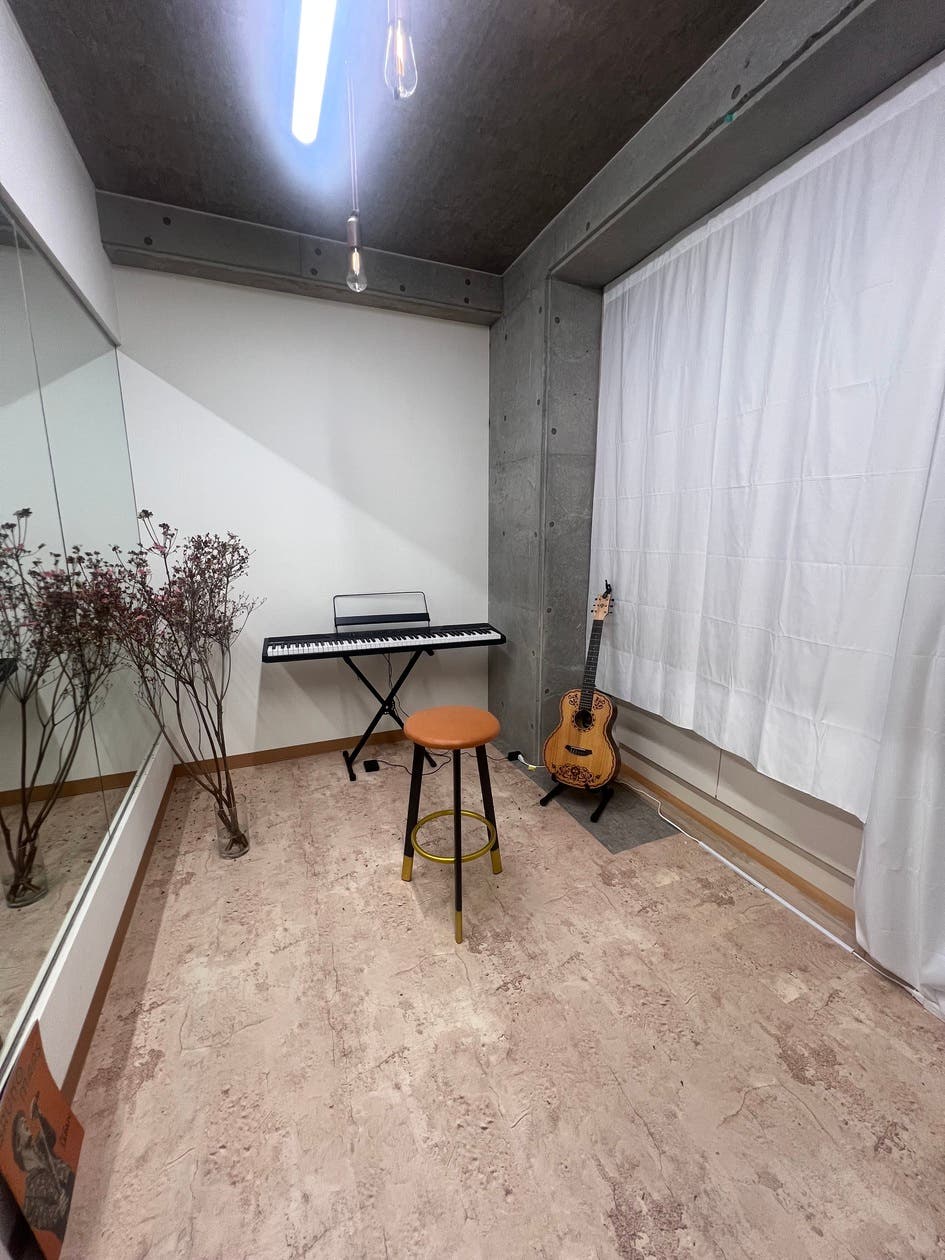 西新宿徒歩4分｜24時間歌唱可能！電子ピアノ＆鏡＆マイク完備！撮影・レッスン向けスタジオの写真5