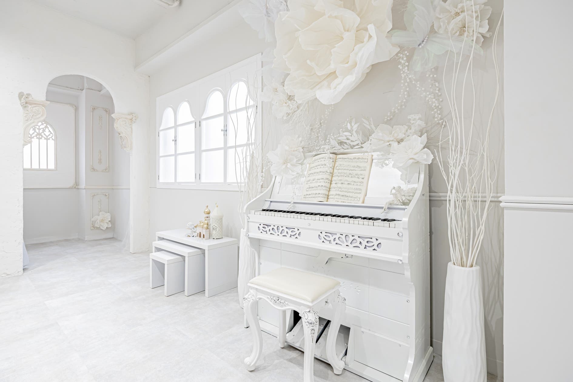 【花と蝶と妖精たちの物語】白基調｜４面採光｜特大ケーキ｜巨大蝶｜チャペル｜階段｜時計台｜ドレス着放題！｜撮影機材無料!の写真5