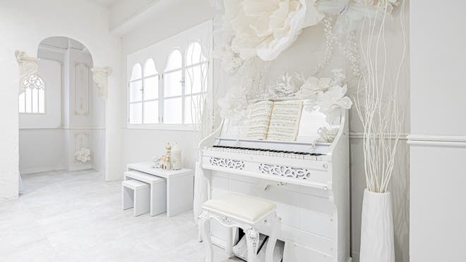 【花と蝶と妖精たちの物語】白基調|4面採光|特大ケーキ|巨大蝶|チャペル|階段|時計台|ドレス着放題!|撮影機材無料!の写真5