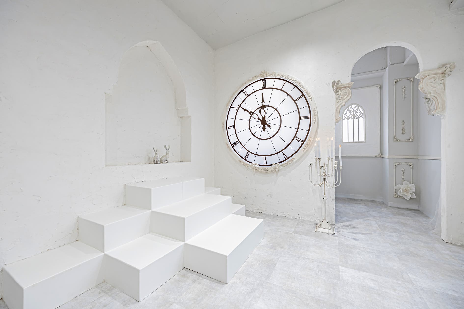 【花と蝶と妖精たちの物語】白基調｜４面採光｜特大ケーキ｜巨大蝶｜チャペル｜階段｜時計台｜ドレス着放題！｜撮影機材無料!の写真6