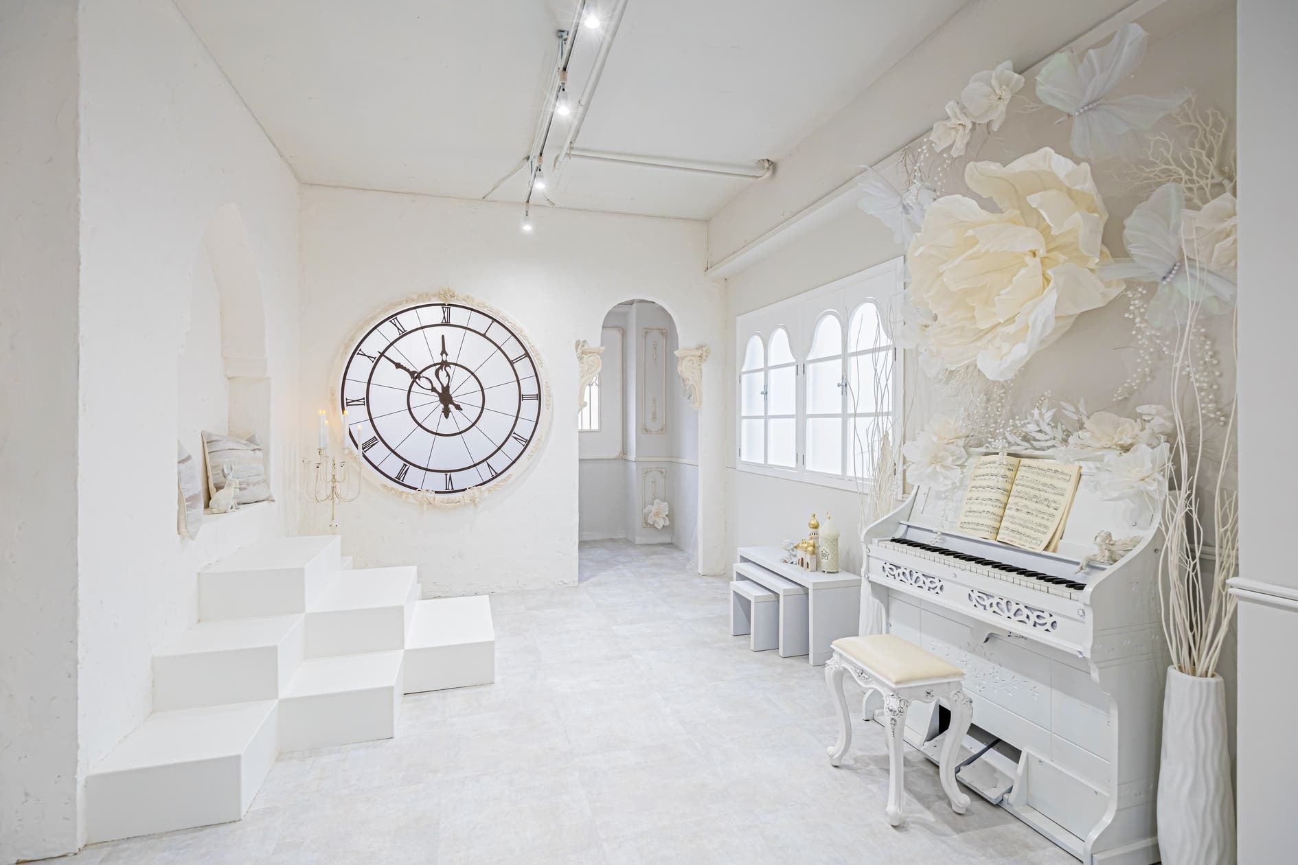 【花と蝶と妖精たちの物語】白基調｜４面採光｜特大ケーキ｜巨大蝶｜チャペル｜階段｜時計台｜ドレス着放題！｜撮影機材無料!の写真1