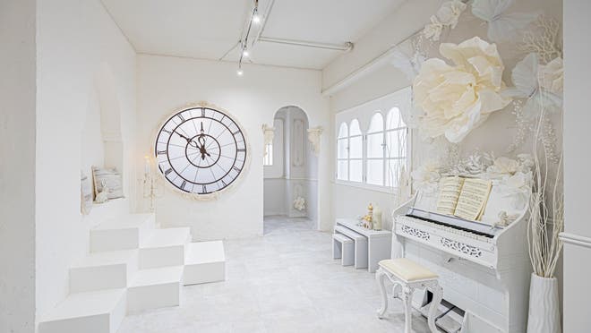 【花と蝶と妖精たちの物語】白基調|4面採光|特大ケーキ|巨大蝶|チャペル|階段|時計台|ドレス着放題!|撮影機材無料!の写真1