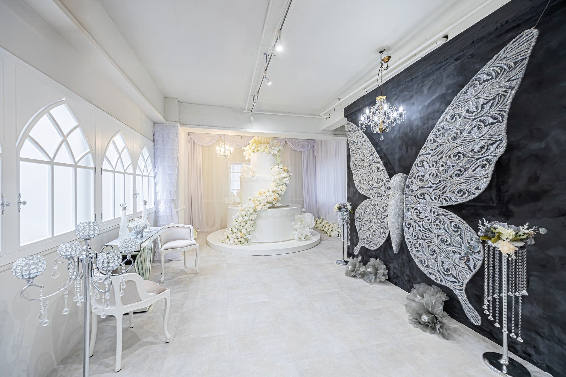 【花と蝶と妖精たちの物語】白基調｜４面採光｜特大ケーキ｜巨大蝶｜チャペル｜階段｜時計台｜ドレス着放題！｜撮影機材無料!の写真14