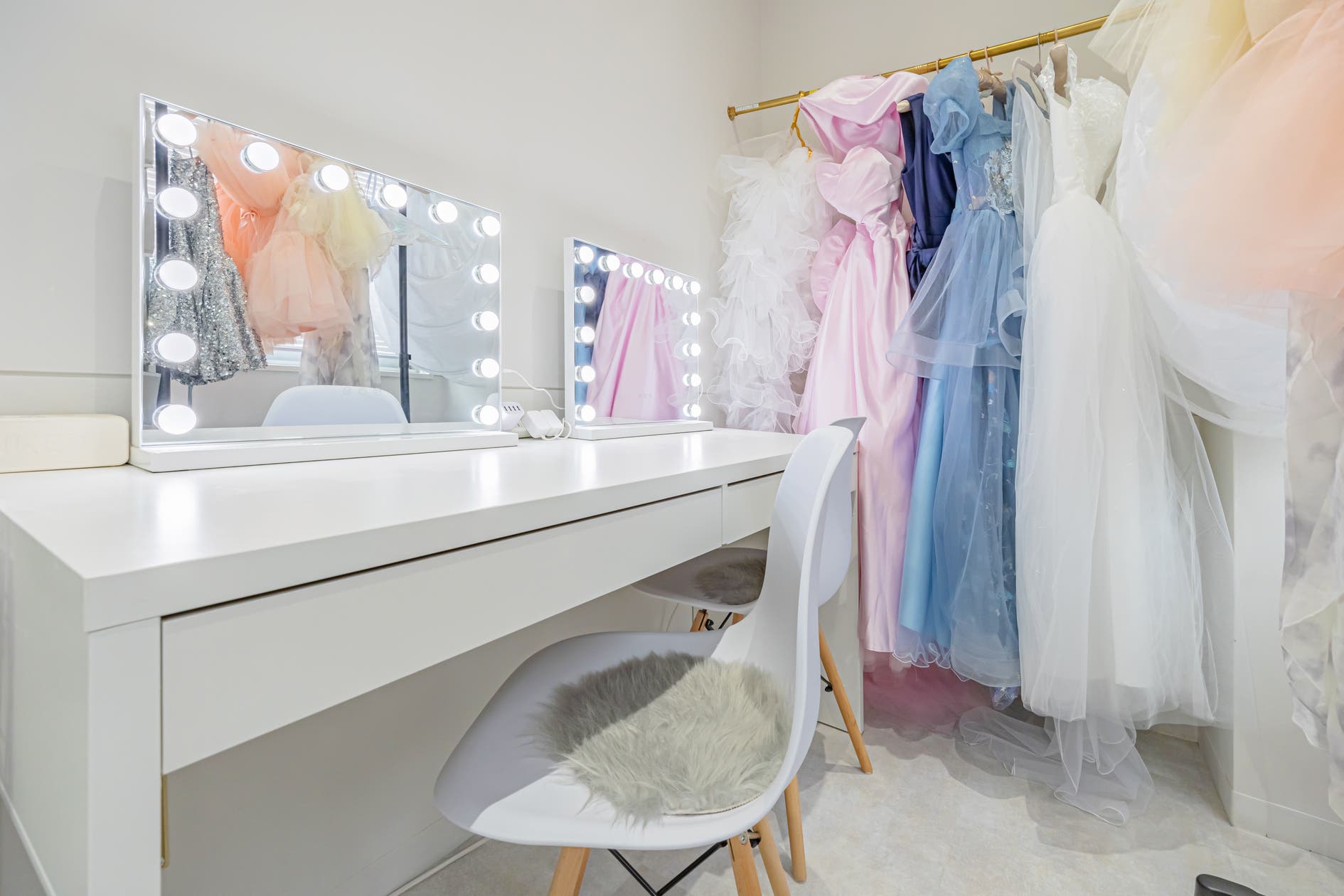 【花と蝶と妖精たちの物語】白基調｜４面採光｜特大ケーキ｜巨大蝶｜チャペル｜階段｜時計台｜ドレス着放題！｜撮影機材無料!の写真27