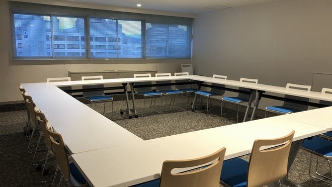 株式会社リオ・コンサルティングが運営する農林会館7階にある貸し会議室です。(中会議室16人まで)の写真1